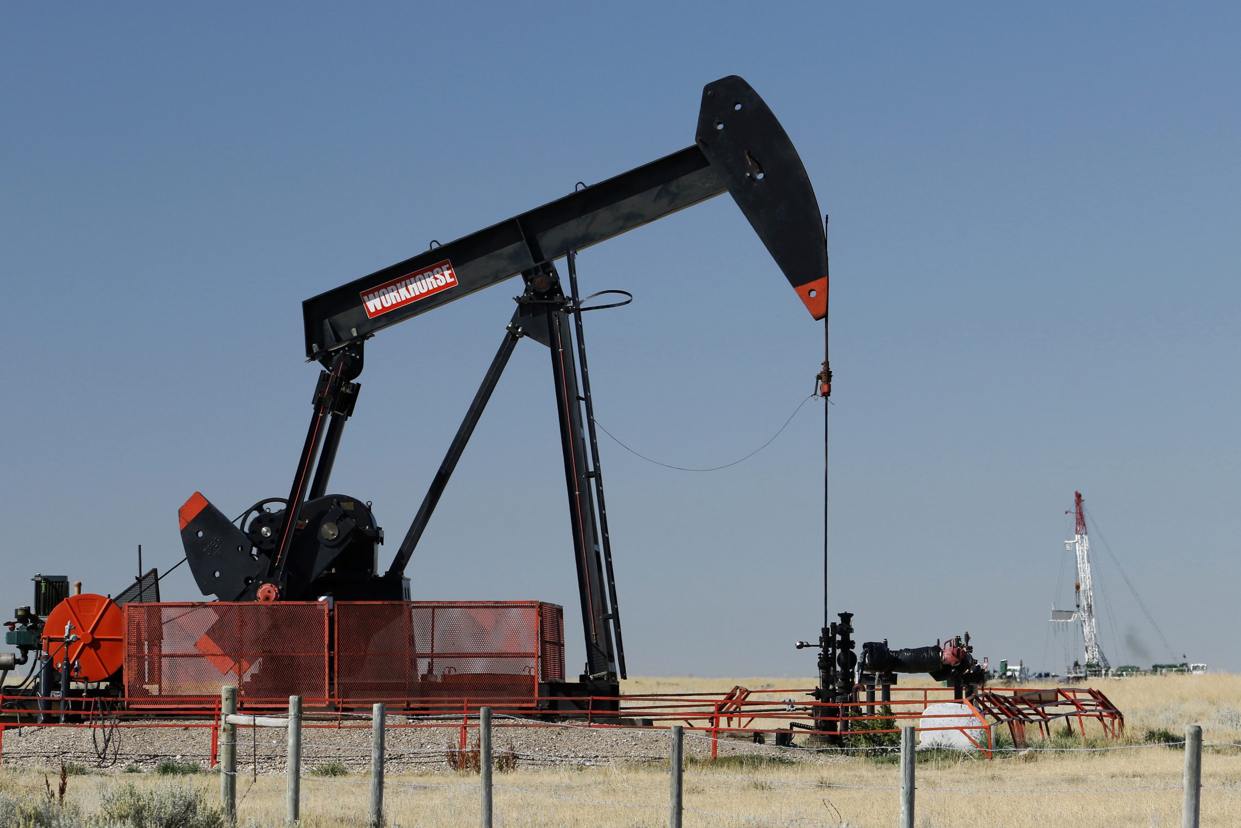 Observers see rays of hope for 2021 in Canada's gloomy oil and gas sector