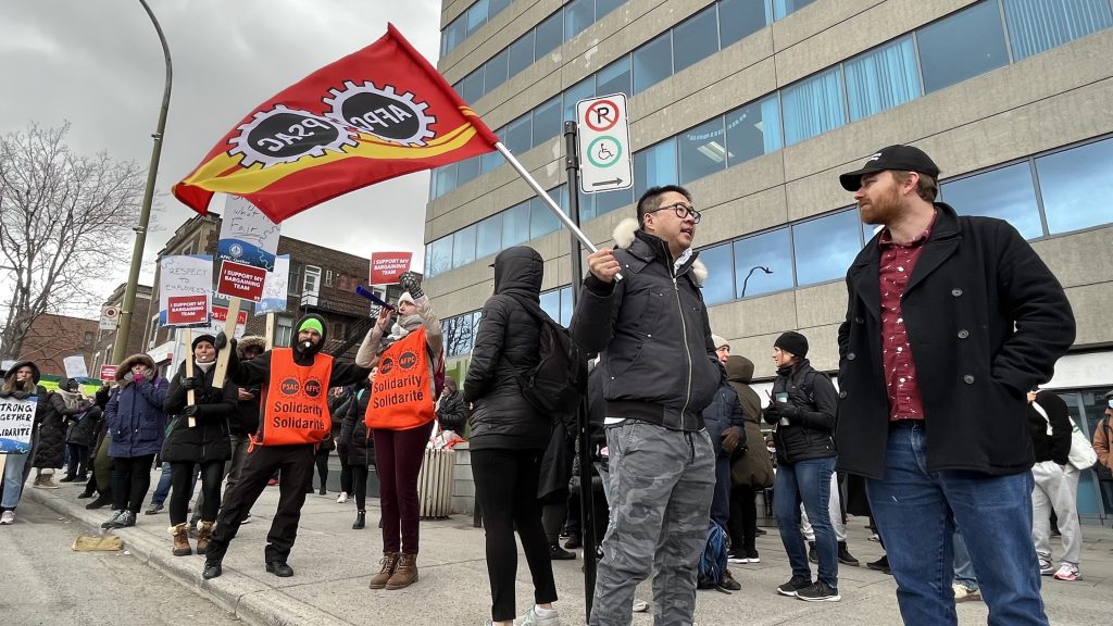 No deal at union deadline; federal workers hit the picket lines as ...