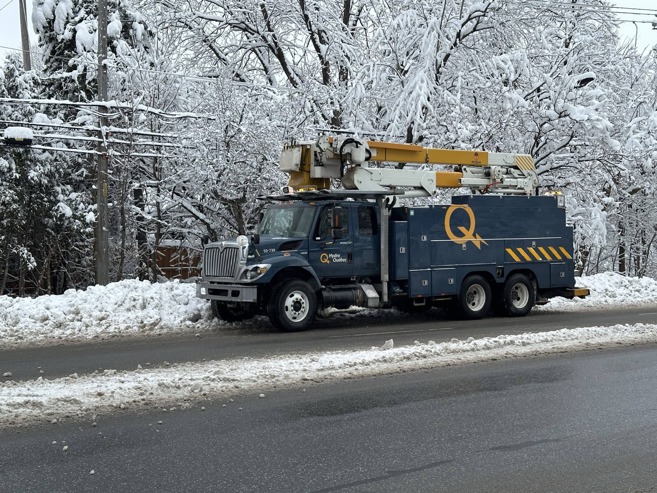Quebecers still without power after first snowstorm of season