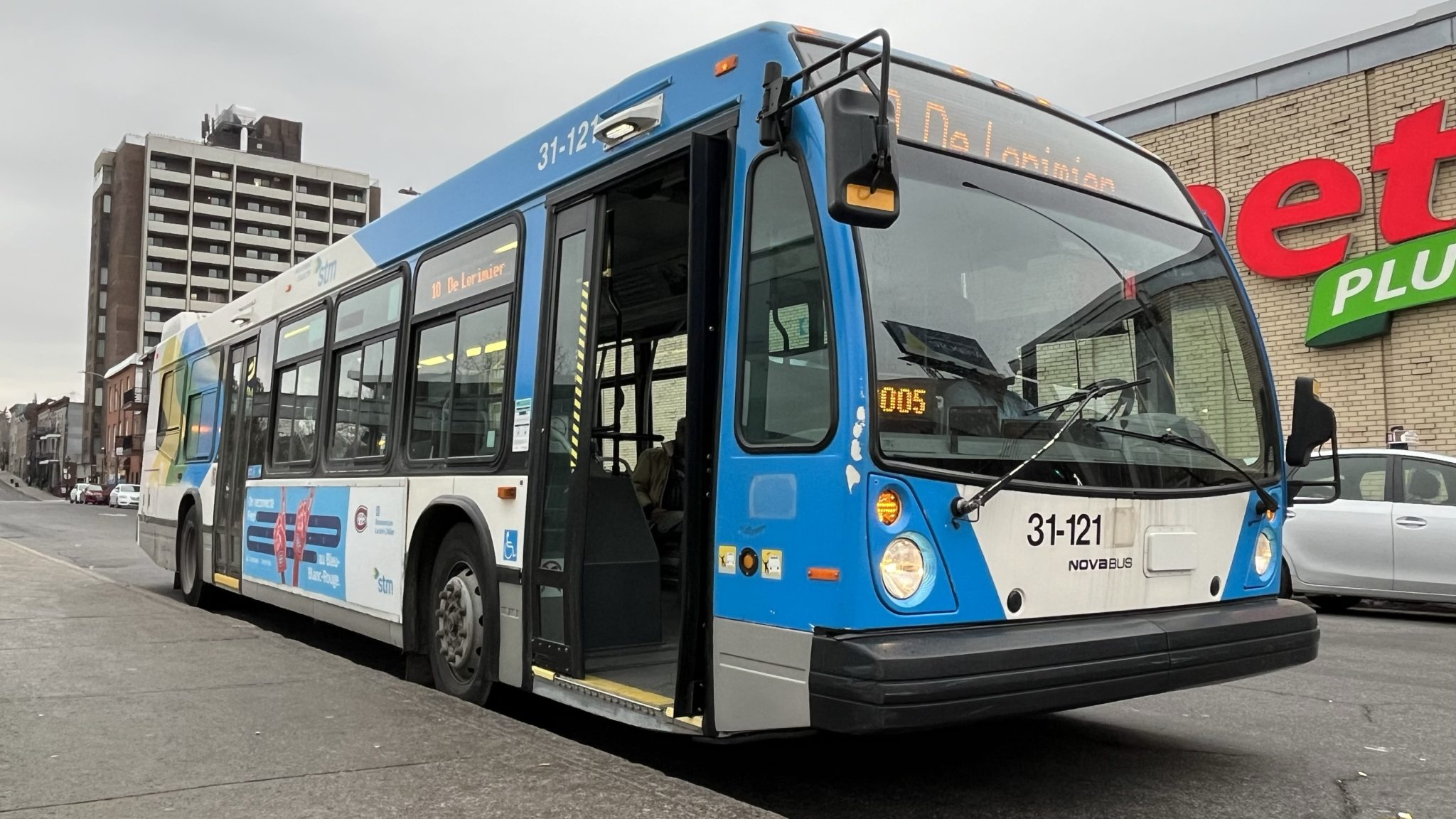 Montreal bus drivers and metro operators vote in favour of strike