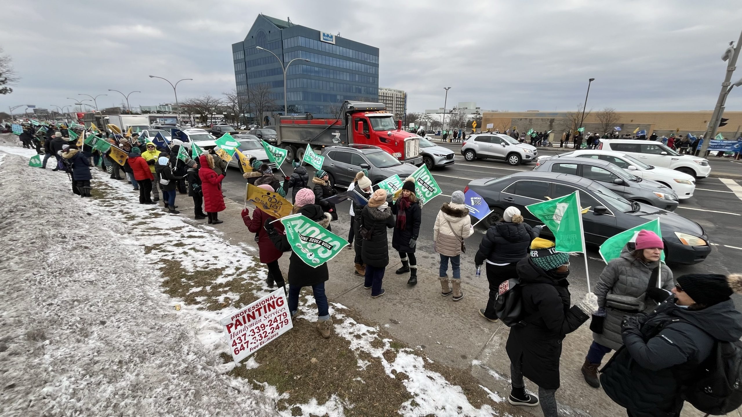 Teachers with the common front demonstrate in Pointe-Claire