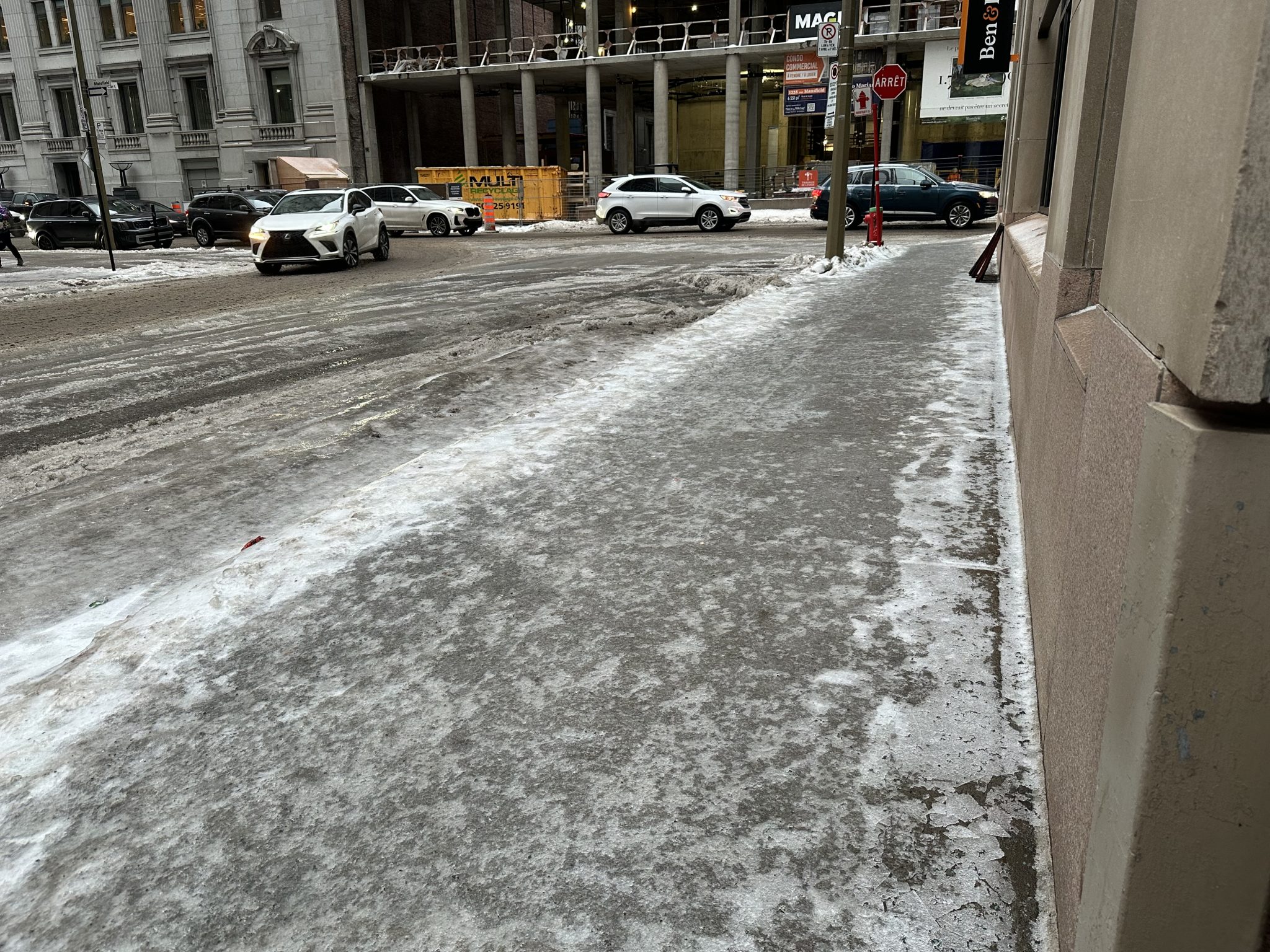 Freezing rain leaves sidewalks and roads slippery in Montreal