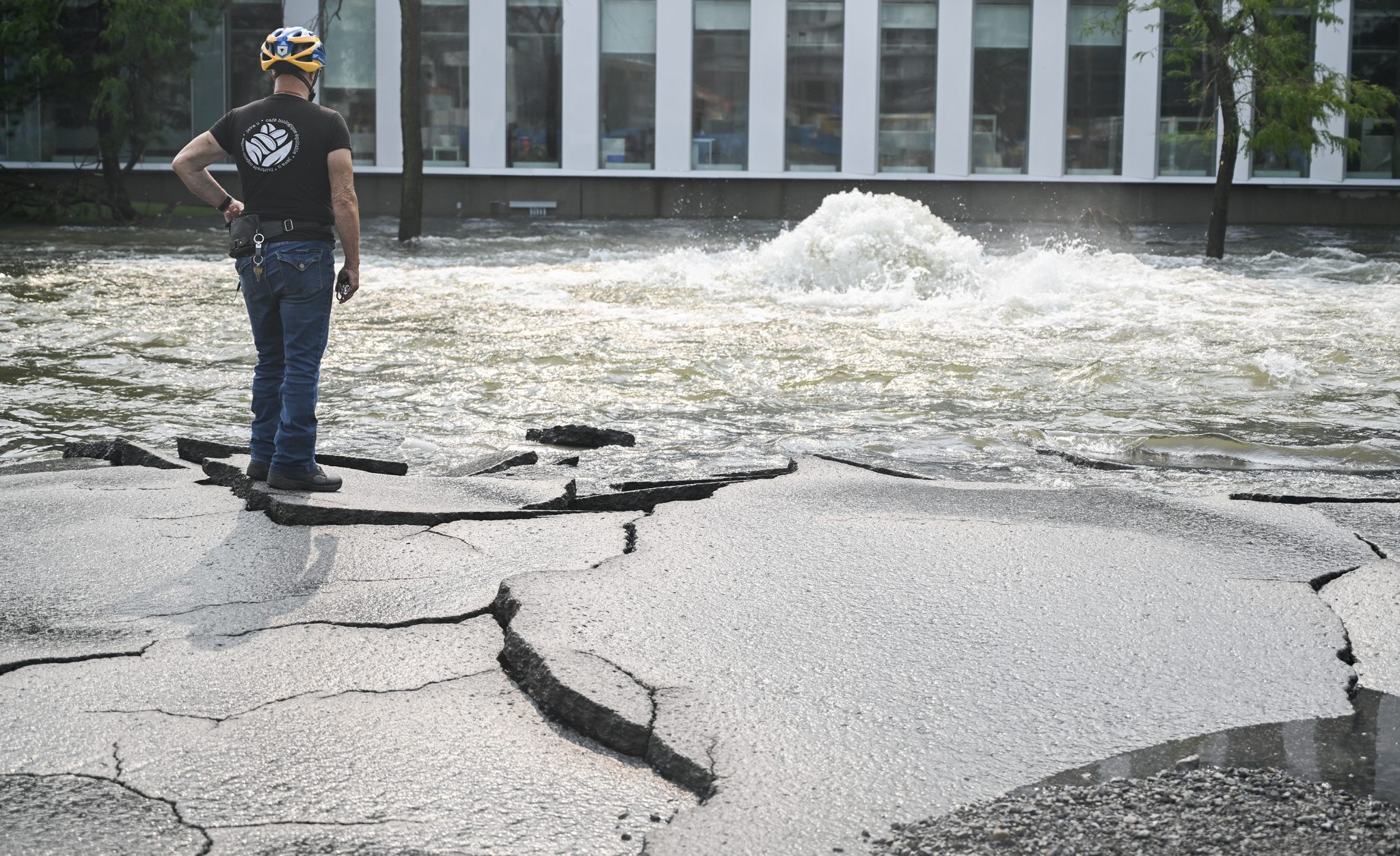'Geyser' in Montreal after major water main break floods streets and ...