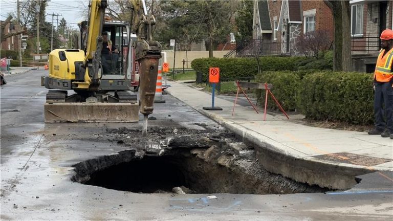 Large sinkhole caused by groundwater leak in Montreal's NDG, water cut ...
