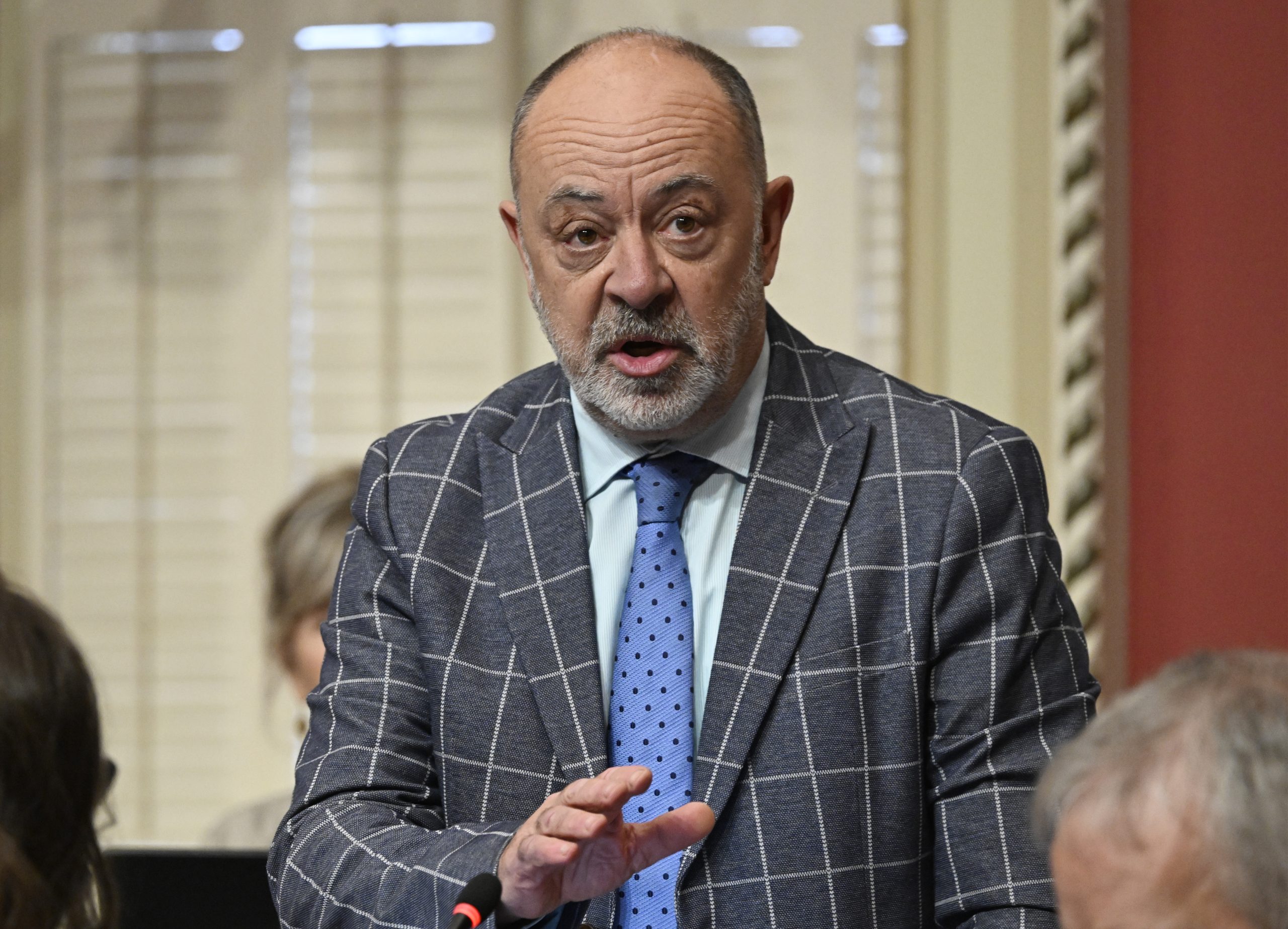 Dubé presents Bill 106 to change the way Quebec doctors are paid