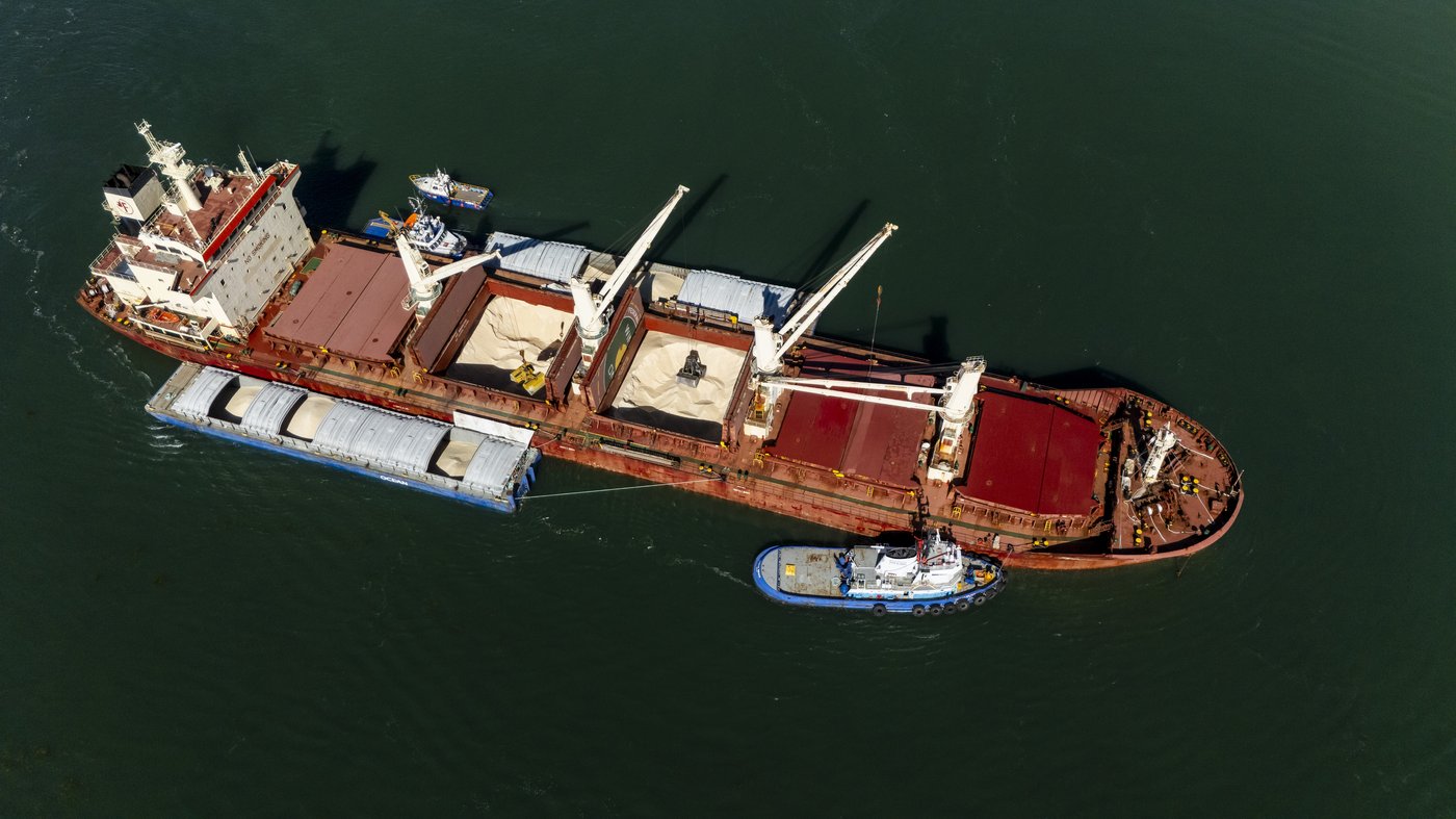 Operation to free ship run aground in St. Lawrence River near Montreal ...