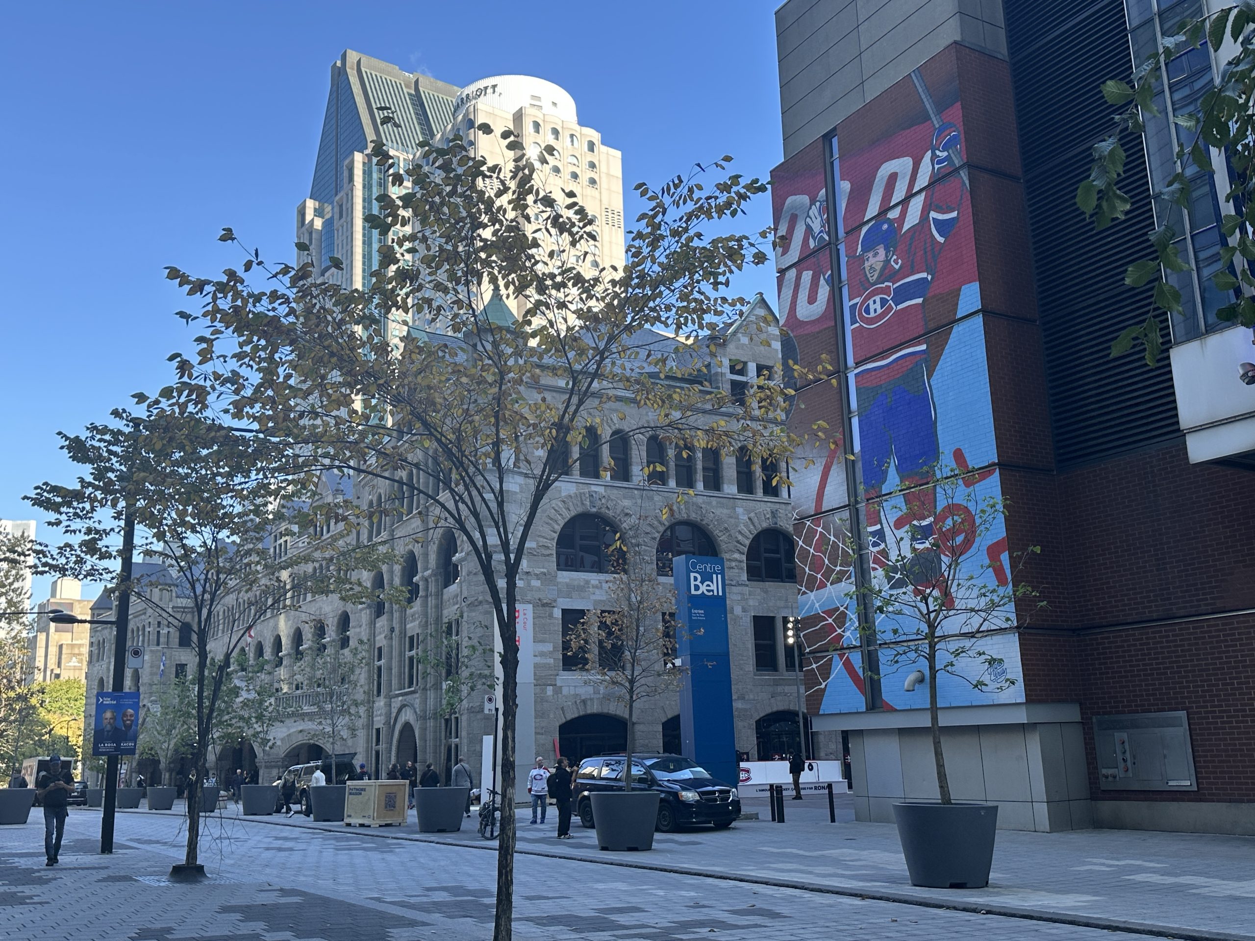 Montreal security guard briefly lifted by garage door at Bell Centre ...