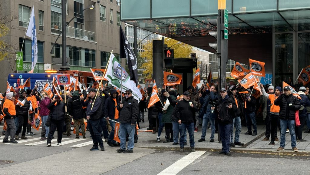 STM bus drivers and metro operators threaten to strike again on Nov. 15 and 16, after complete ...