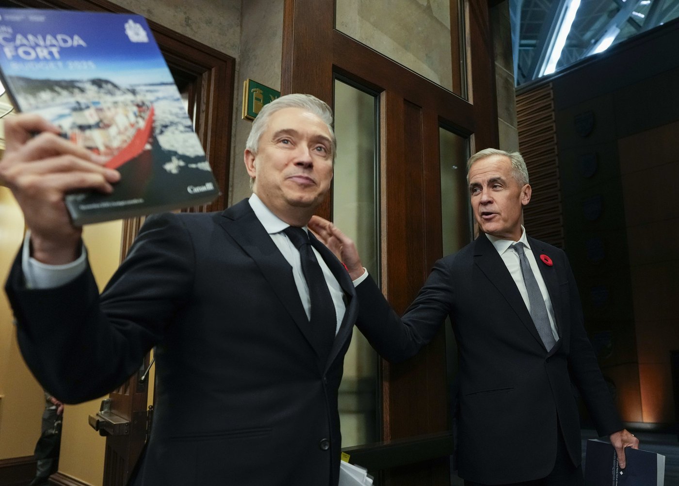 Handcuffed and shackled, alleged Montreal mob boss Leonardo Rizzuto in ...