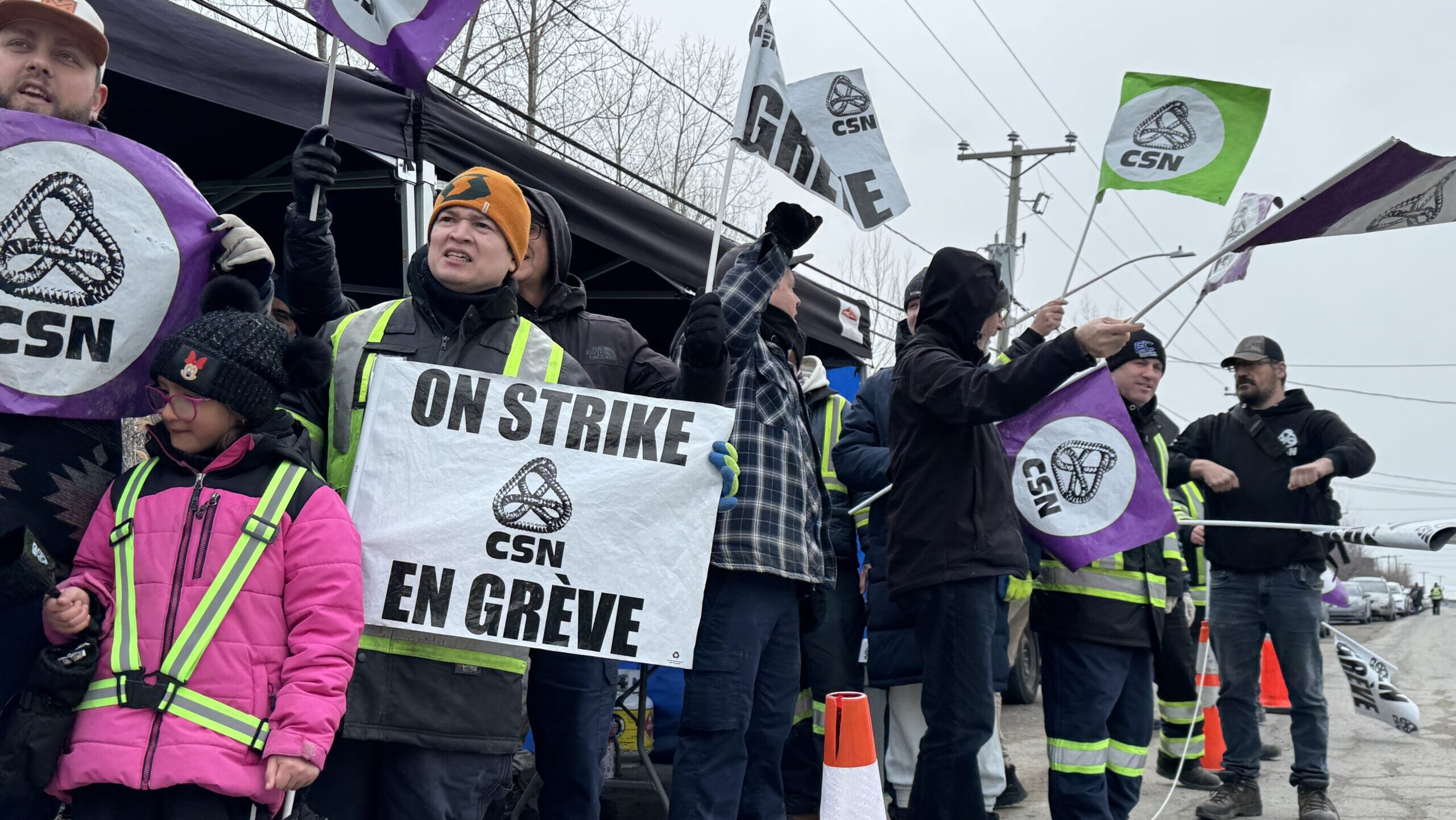 Metro grocery chain employees on strike amid fruit, vegetable shortage ...
