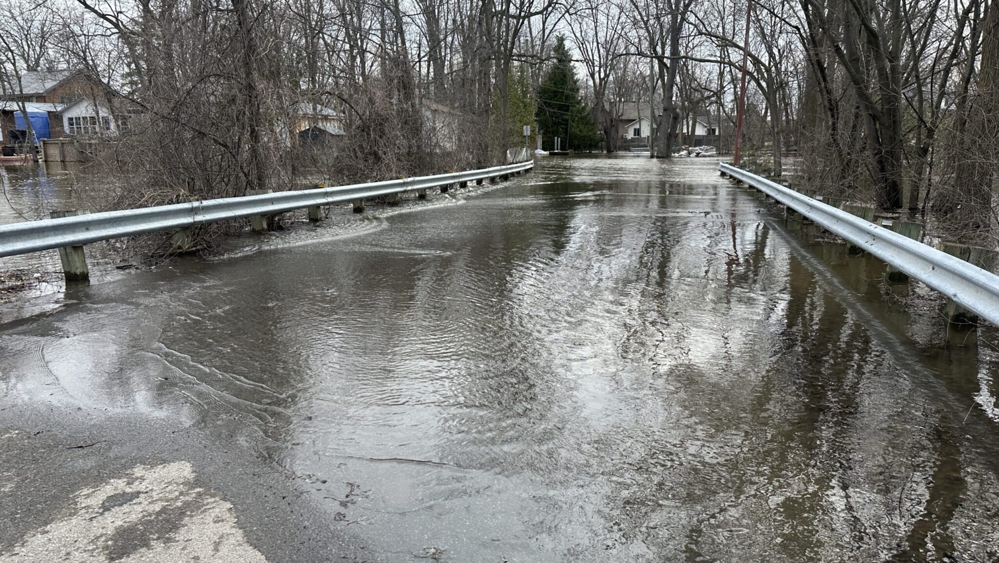 Spring flooding forces closure of Île Mercier Bridge in Montreal