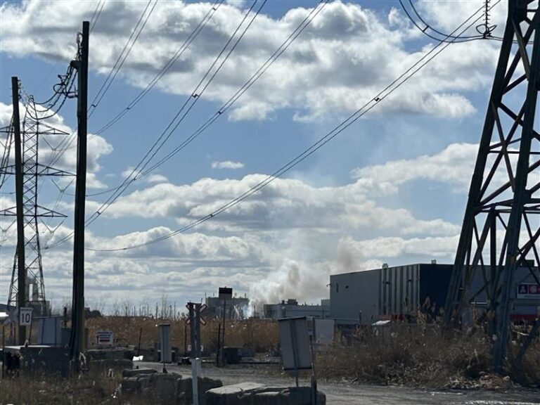 Smoky fire at Montreal East End metal recycling yard - Montreal West Island